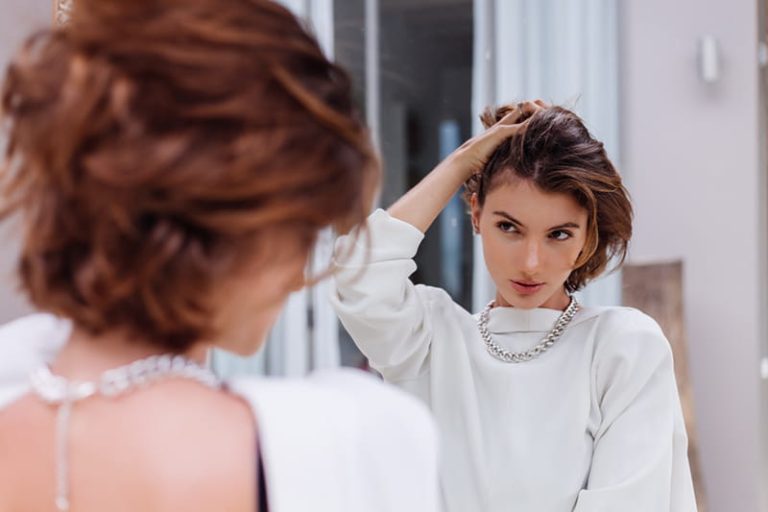 7 Signs of a Female Narcissist: From Seduction to Manipulation - Smart ...
